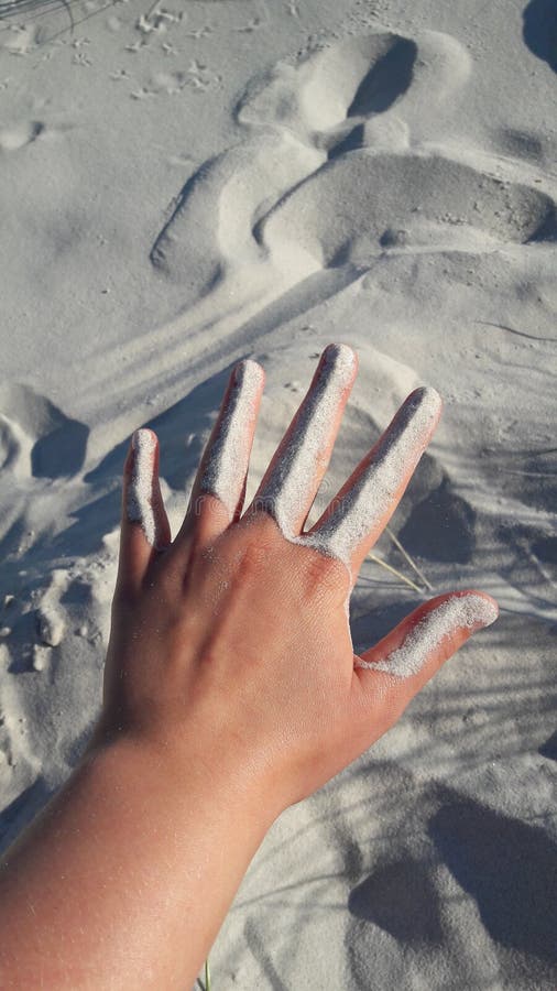 Der Sand auf der Hand stock photo. Image of fingers, holidays - 99077930