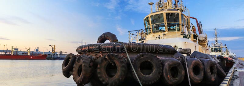 Der Schlepper Ist am Pier Im Seehafen Stockfoto - Bild von meer ...