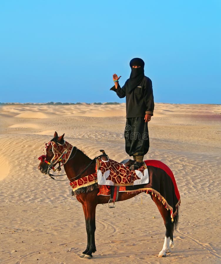 Der Schwarze Reiter Auf Einem Pferd Stockfoto - Bild von afrika, pferd ...