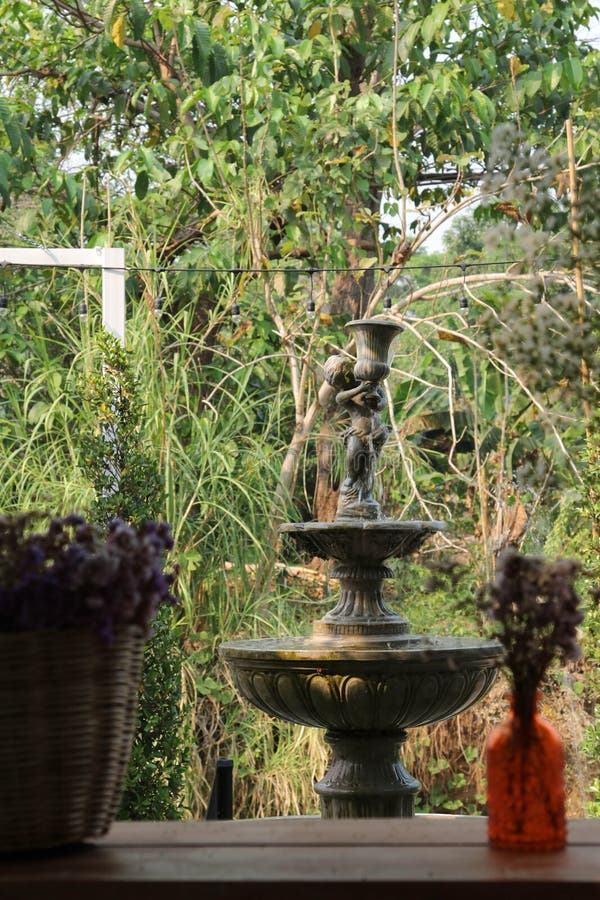 Der Springbrunnen Im Garten Stockbild - Bild von tröpfchen, stehen ...