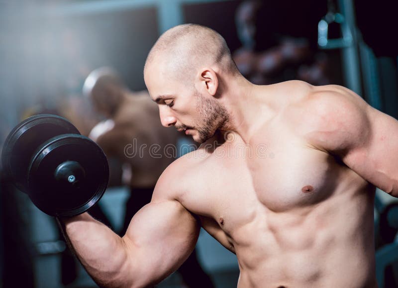 Der starke Mann stockbild. Bild von metall, turnhalle - 65240487