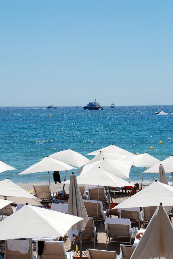 Der Strand in Cannes redaktionelles foto. Bild von strand - 30849936