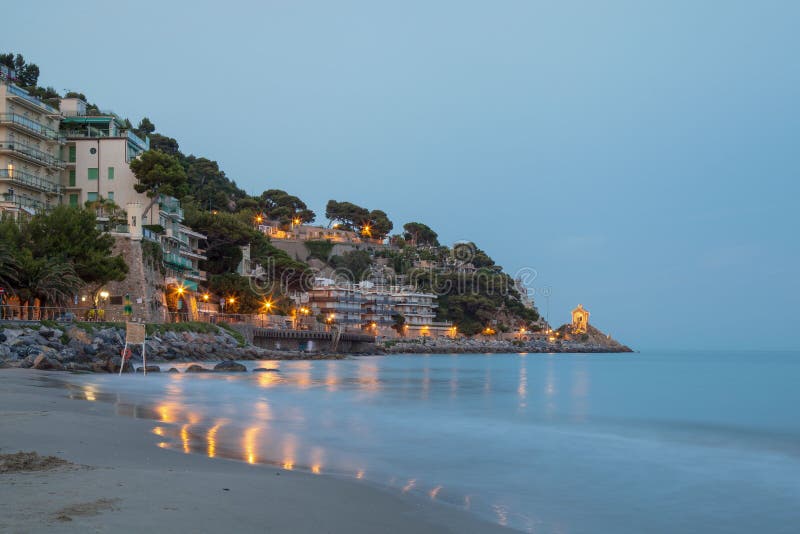 Der Strand Von Alassio, Italien Stockbild - Bild von wellen, reise ...