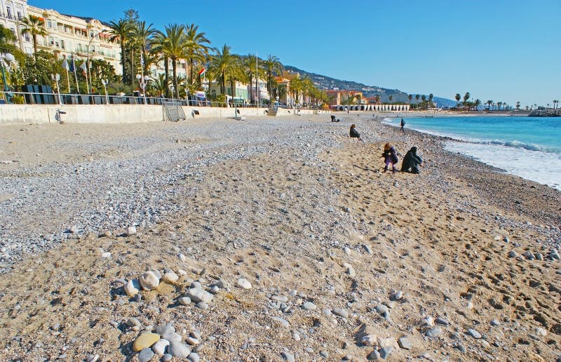 Der Strand von Menton stockfoto. Bild von ufer, architektur - 82891498