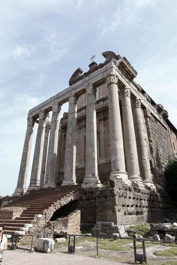 Der Tempel Von Antoninus Und Von Faustina In Rom Italien Stockfoto Bild Von Fassade Denkmal