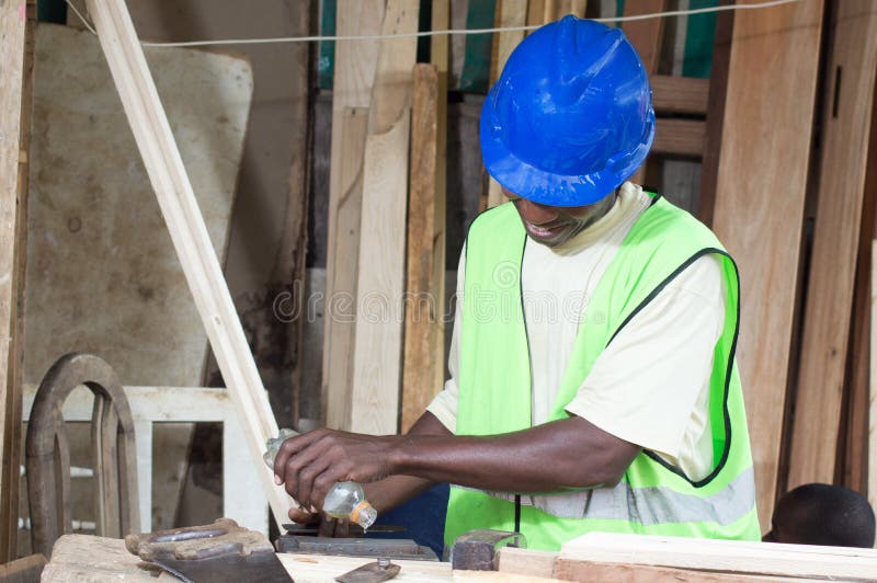 Der Tischler in Seiner Werkstatt Stockfoto - Bild von arbeit, jung ...