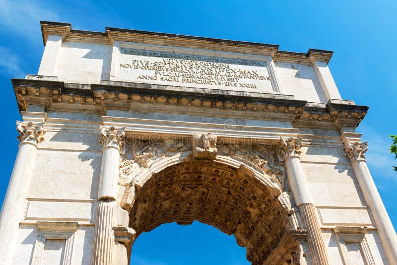 Der Bogen von Titus, Rom stockbild. Bild von italien - 27760137