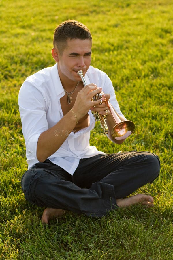 Der Trompeter Auf Einem Gras Stockbild - Bild von ausführen, instrument ...