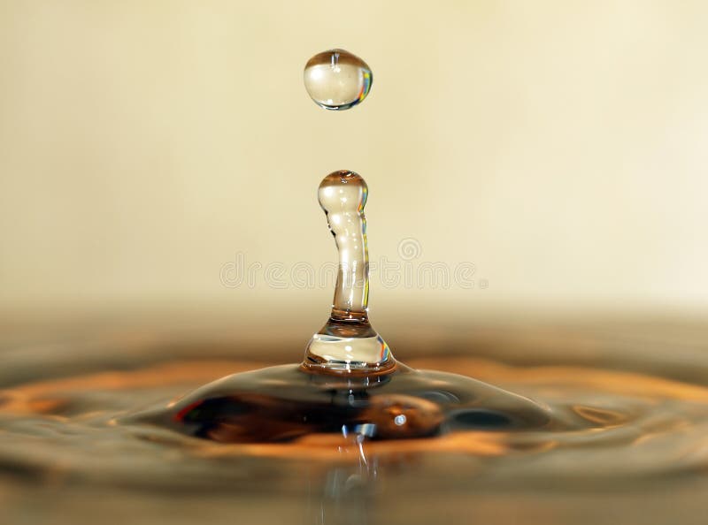 Der Tropfen stockbild. Bild von blau, flüssigkeit, hintergründe - 5864131