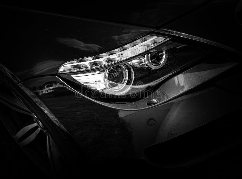 Der Vordere Scheinwerfer Eines Luxussportautos Redaktionelles Bild ...