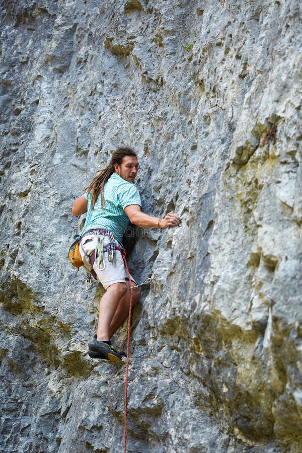 An der Wand klettern stockbild. Bild von freizeit, bergsteiger - 162280347