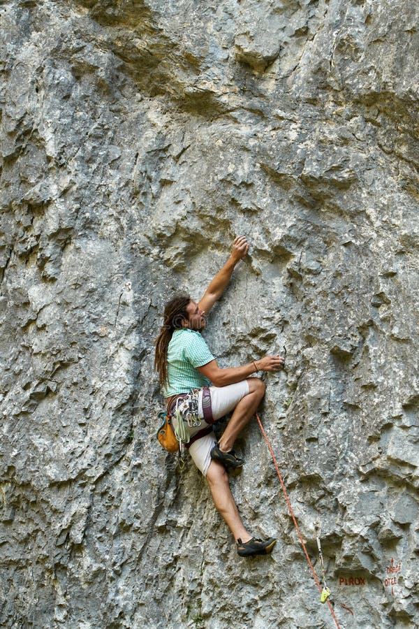 An der Wand klettern stockfoto. Bild von person, bergsteiger - 162280404