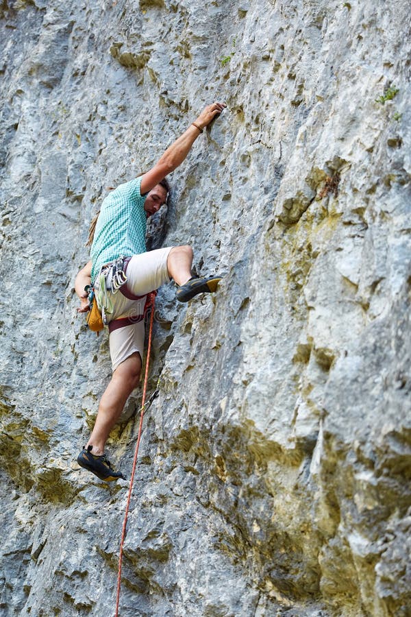 An der Wand klettern stockbild. Bild von freizeit, bergsteiger - 162280347