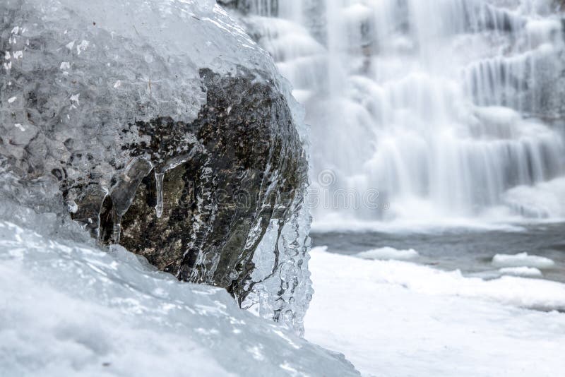 Der Wasserstrom Wird Auf Dem Stein Eingefroren Stockbild - Bild von ...