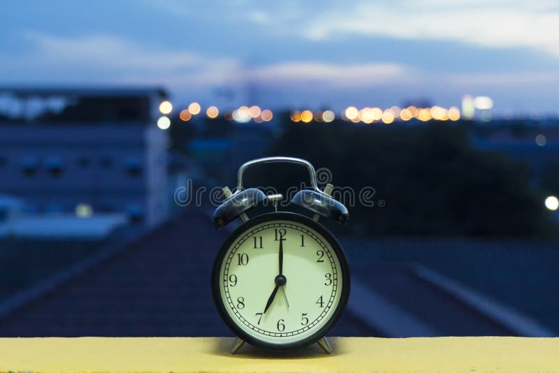 Wecker mit sieben O-` Uhr stockfoto. Bild von kreis, leer - 98720462