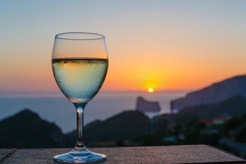 Der Wein Im Sonnenuntergang Stockfoto - Bild von rüber, sardinien: 68149438