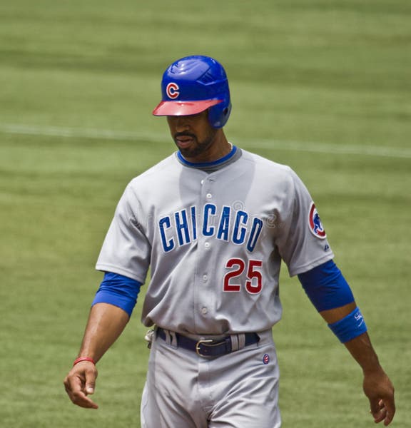 Derek Lee photo éditorial. Image du loquet, herbe, plaque - 5549181