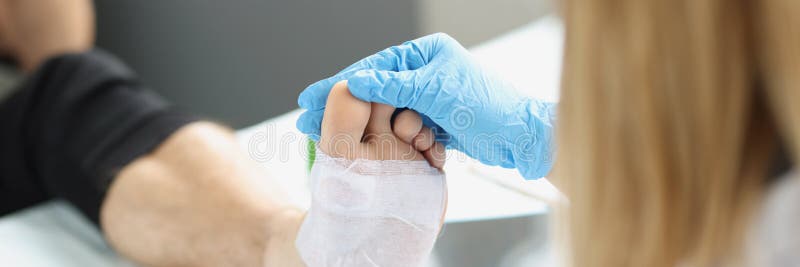 Dermatologista Traumatologista Faz Exame Médico De Morteiro Paciente ... Dermatologista Traumatologista Faz Exame Médico De Morteiro Paciente ...