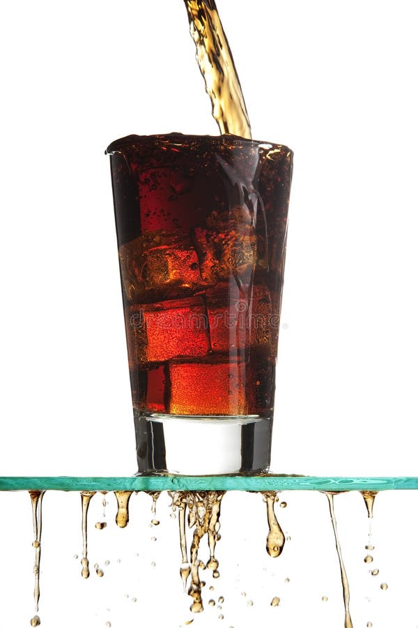 Servir um refrigerante imagem de stock. Imagem de fresco - 17031867