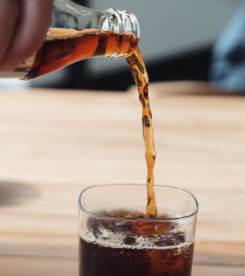 Derramando Uma Cola Do Refresco Imagem de Stock - Imagem de bebida ...