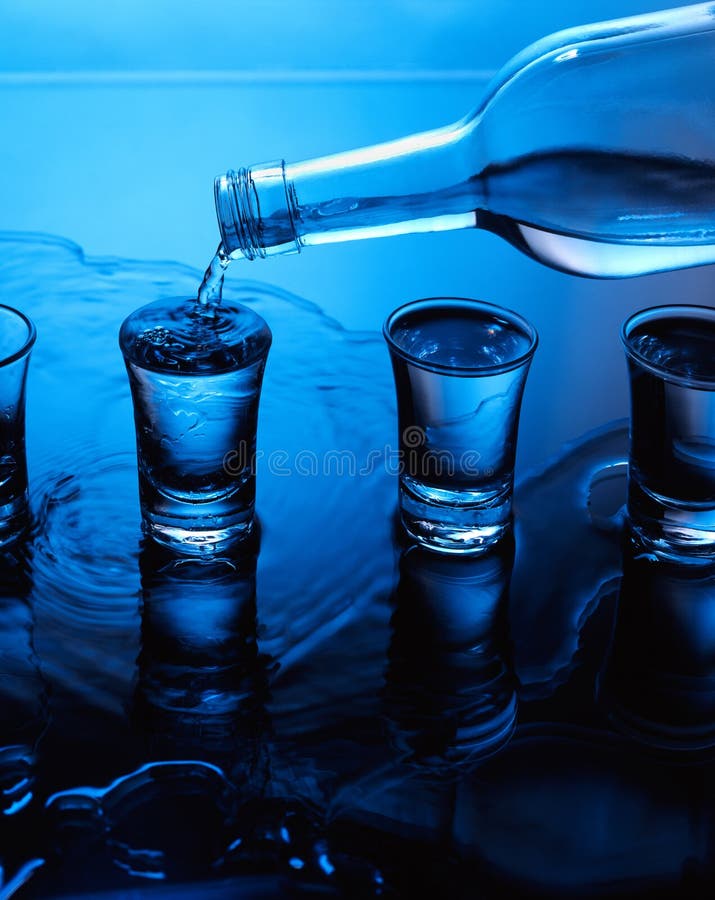 Derramar el líquido foto de archivo. Imagen de bebida - 12937584