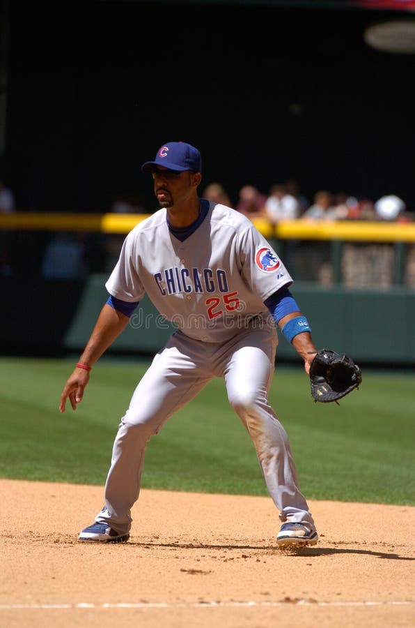 Derrick Lee, Chicago Cubs. editorial photo. Image of game - 73508846