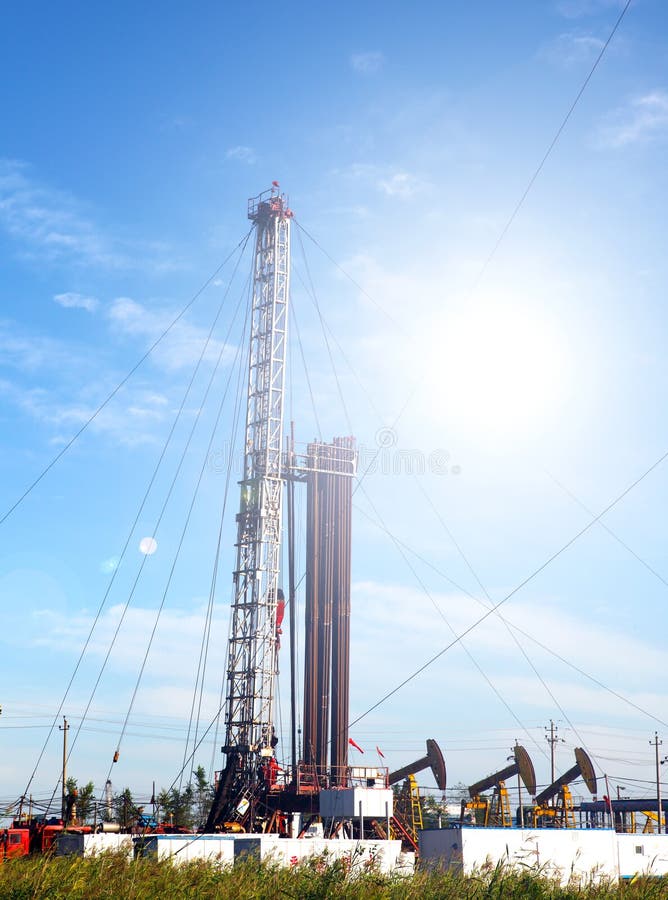 Land Drilling Rig and Cloudy Sky Stock Image - Image of blue, land ...