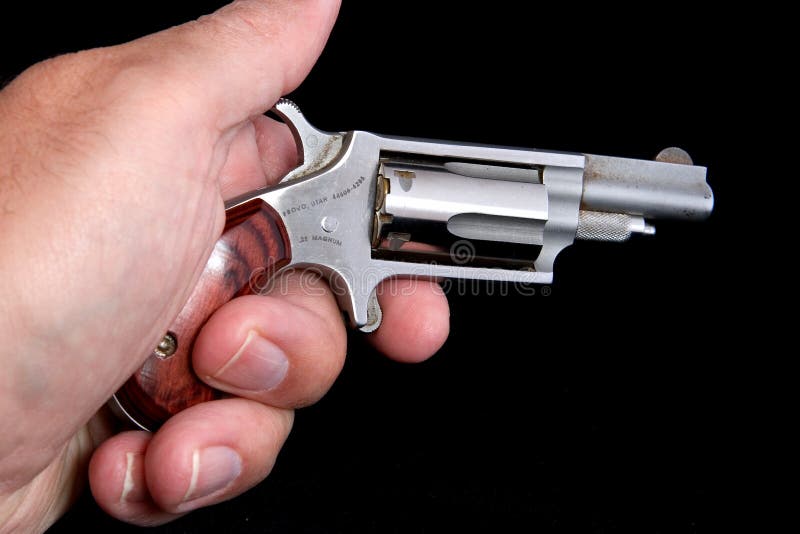 Derringer in der Hand stockbild. Bild von gewehr, gespannt - 1252217
