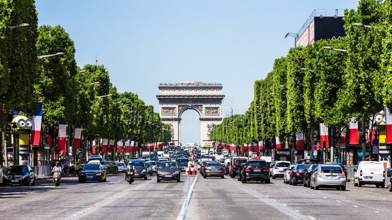 Viale Di Champs-Elysees Con Arc De Triomphe A Parigi Francia Fotografia ...
