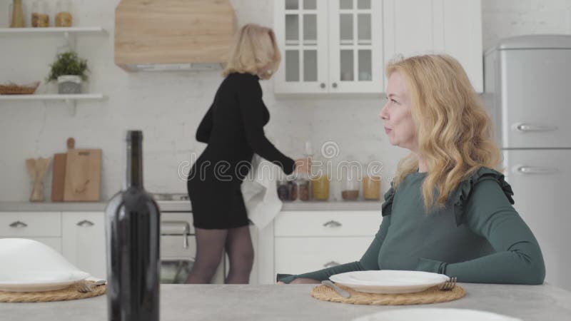 Des Femmes Caucasiennes Riches Souriantes Dans Une Cuisine Luxueuse
