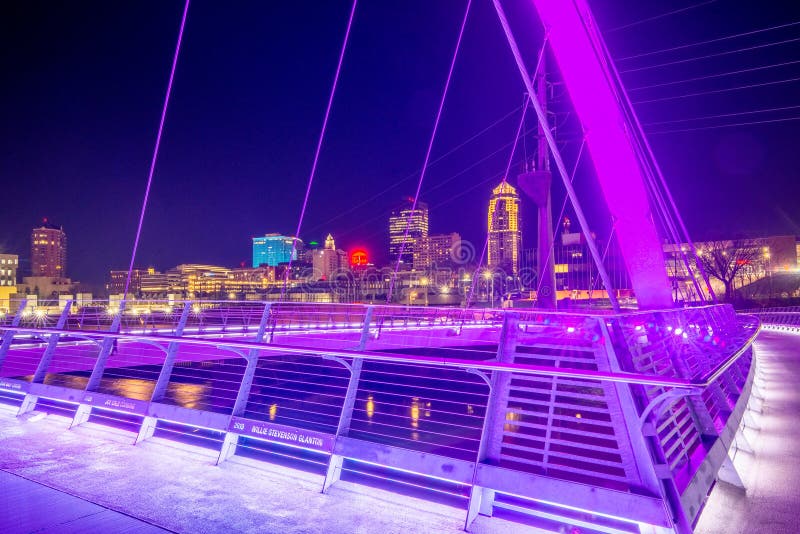 Des Moines Iowa Skyline in USA at Night Stock Photo - Image of scene ...