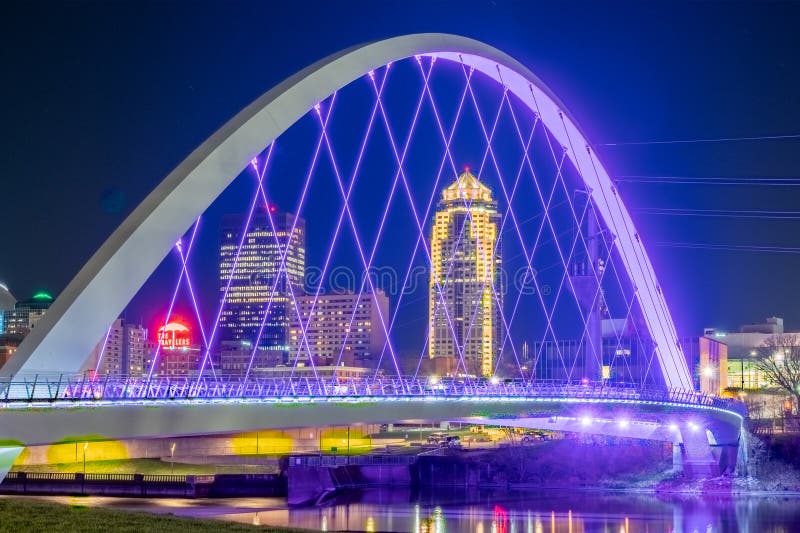 Des Moines Iowa Skyline in USA at Night Editorial Stock Photo - Image ...
