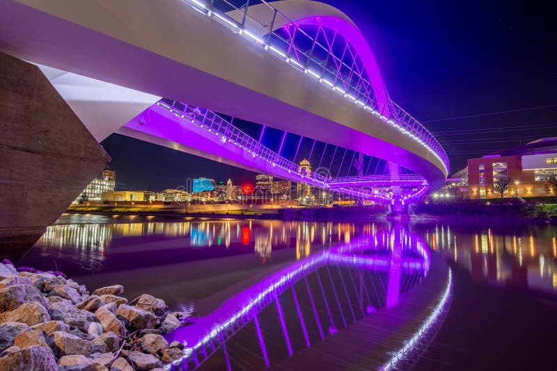 Des Moines Iowa Skyline in USA at Night Editorial Stock Image - Image ...