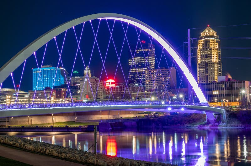 Des Moines Iowa Skyline in USA at Night Editorial Stock Photo - Image ...