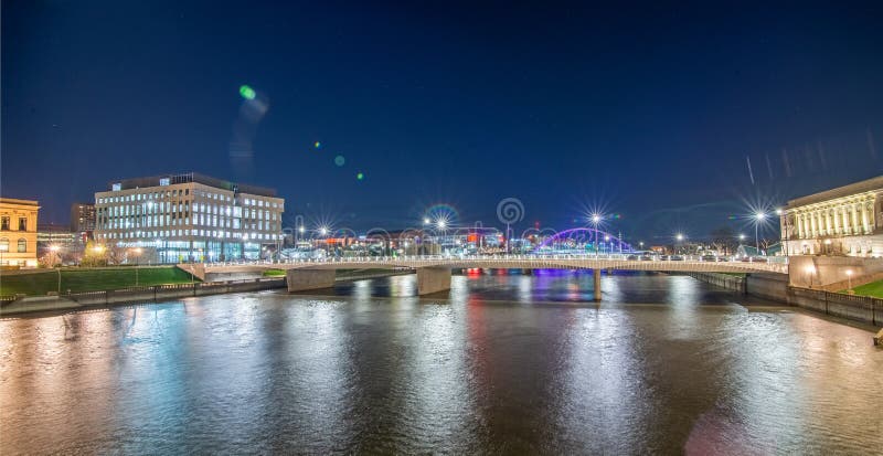 Des Moines Iowa Skyline in USA at Night Stock Photo - Image of ...