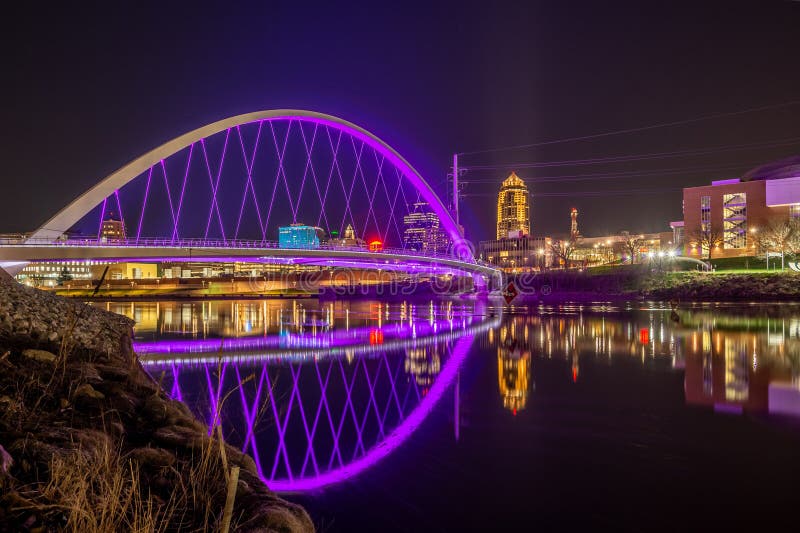 Des Moines Iowa Skyline in USA at Night Editorial Stock Image - Image ...
