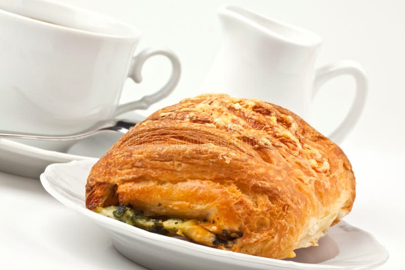 Café y bollo con queso foto de archivo. Imagen de café - 44608486