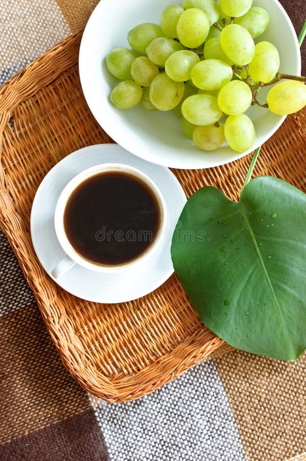 Desayuno, café y uvas foto de archivo. Imagen de manta - 15940864