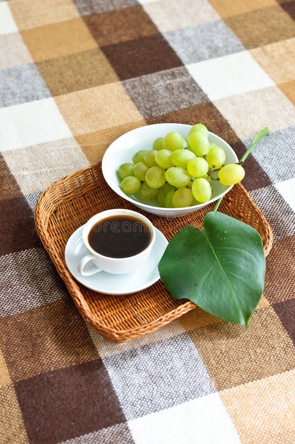 Desayuno, café y uvas foto de archivo. Imagen de fruta - 15940904