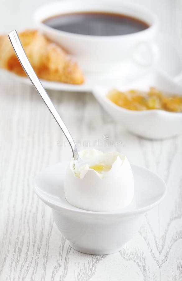 Desayuno Con El Huevo Hervido Suave Imagen de archivo - Imagen de ...