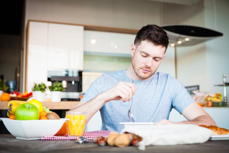 Desayuno del hombre joven imagen de archivo. Imagen de cocina - 110546909