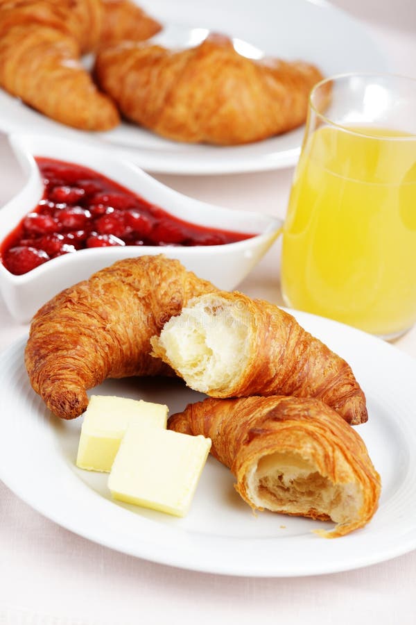 Desayuno Francés Con Pan De Baguette Recién Horneado Y Queso Camembert ...