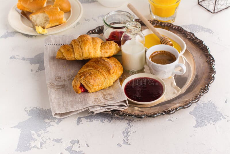 Desayuno Francés Tradicional Foto de archivo - Imagen de bebida ...