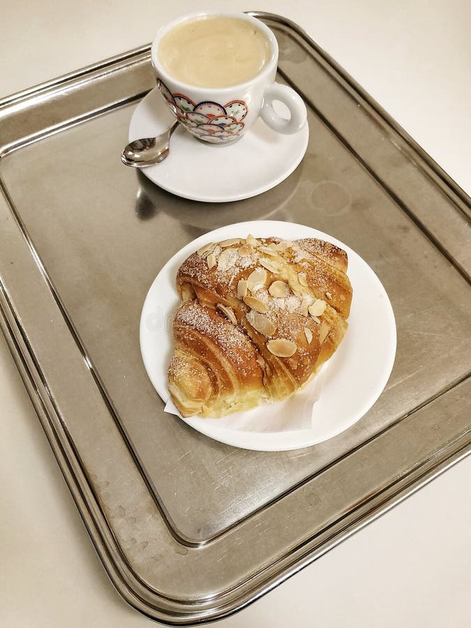 Desayuno Italiano: Cappuccino Y Brioche Foto de archivo - Imagen de ...