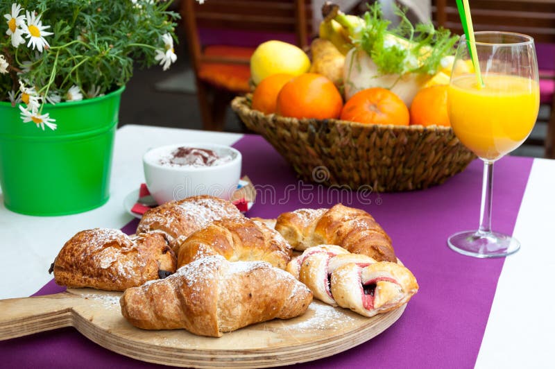 Desayuno Italiano Con Café Y Caprese. Huevos Fritos Con Tomates Tocino ...
