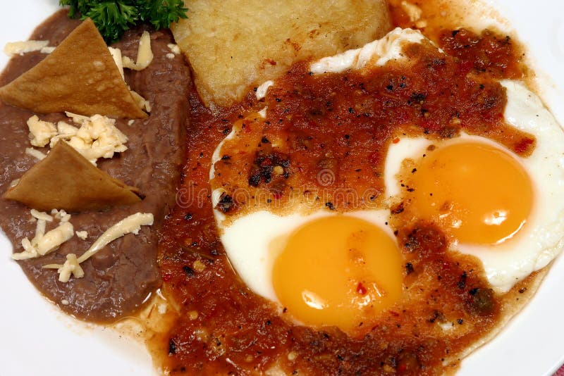 Desayuno Mexicano: Rancheros De Huevos En Sartén Del Hierro En La ...