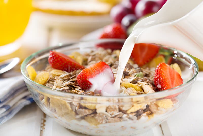 Desayuno Sano Con Los Huevos Revueltos, El Jugo Y Las Frutas Foto de ...