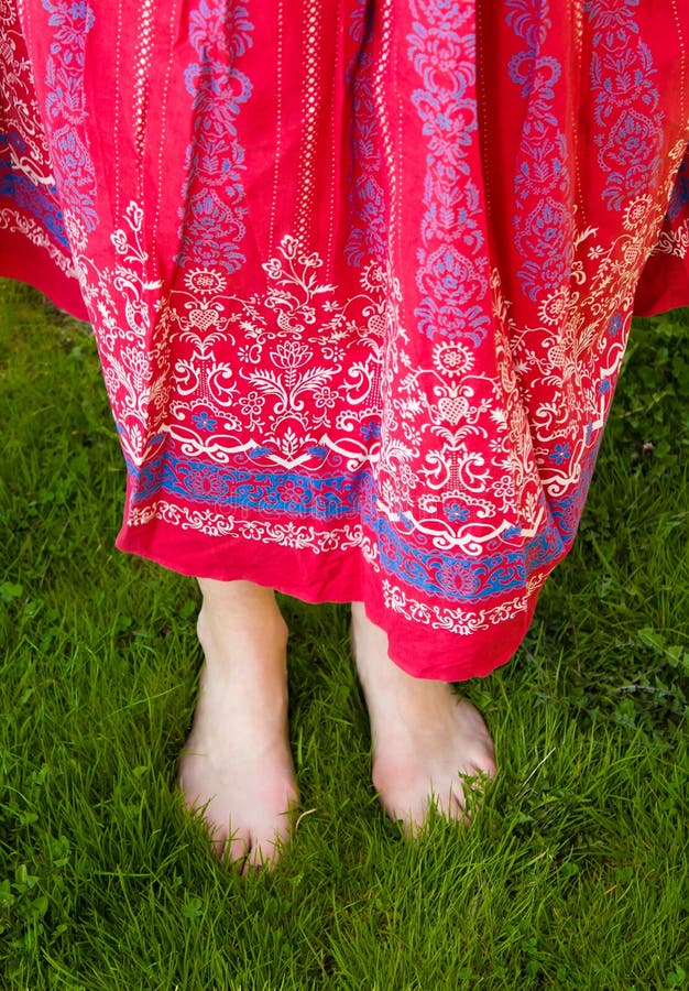 Descalzo en el césped foto de archivo. Imagen de falda - 19146216