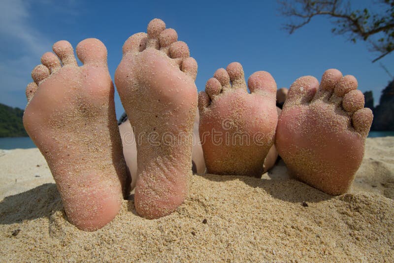 Descalzo en la playa imagen de archivo. Imagen de conjuntos - 20152823