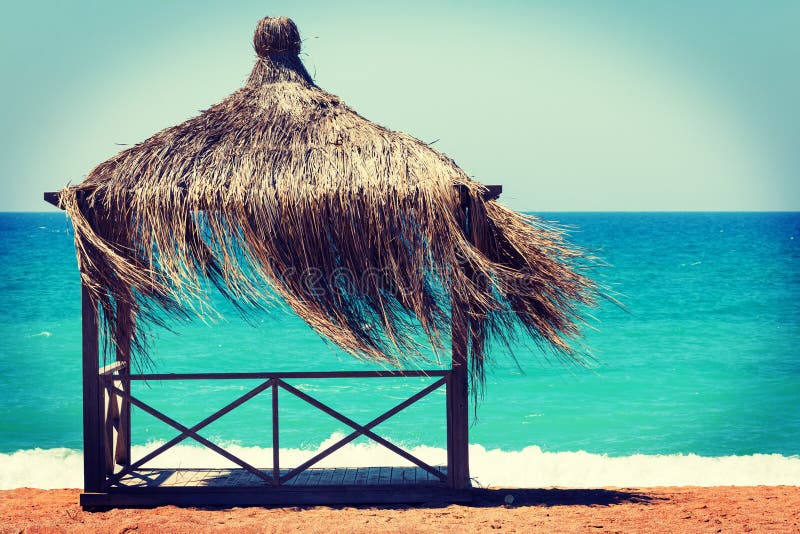 Descanse a Barraca Na Praia Tropical Na Costa Do Oceano Imagem de Stock ...